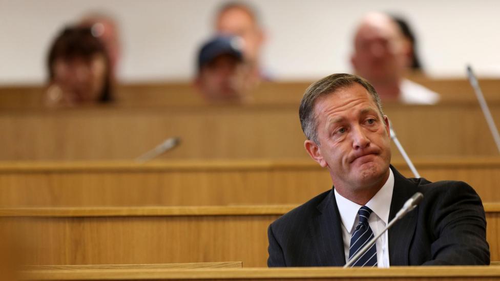 Rotherham Council to keep photo of disgraced former mayor - BBC News