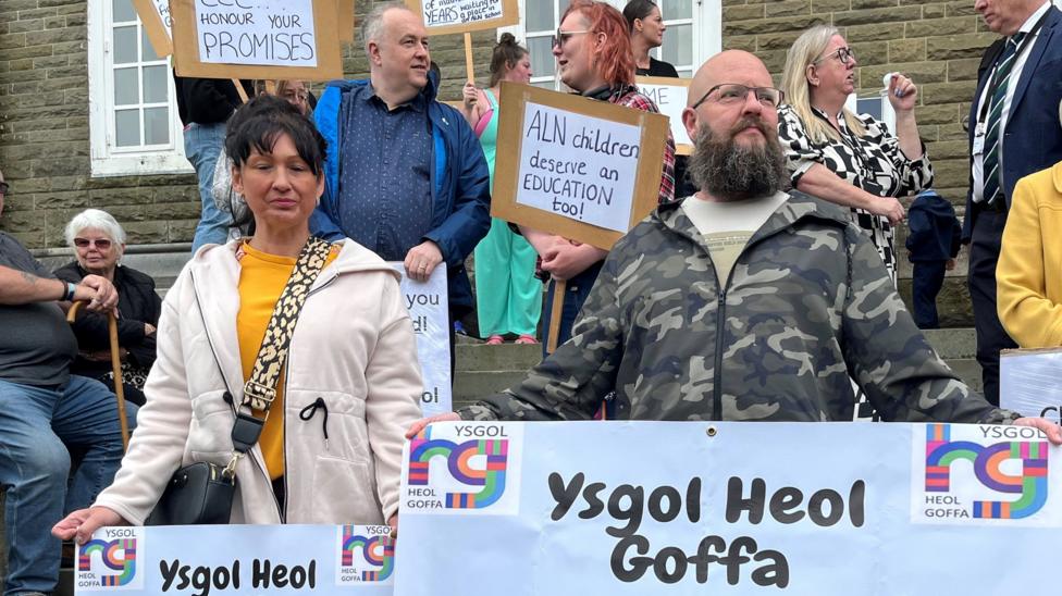 Llanelli: Ymgyrchwyr yn croesawu cynlluniau Ysgol Heol Goffa - BBC ...