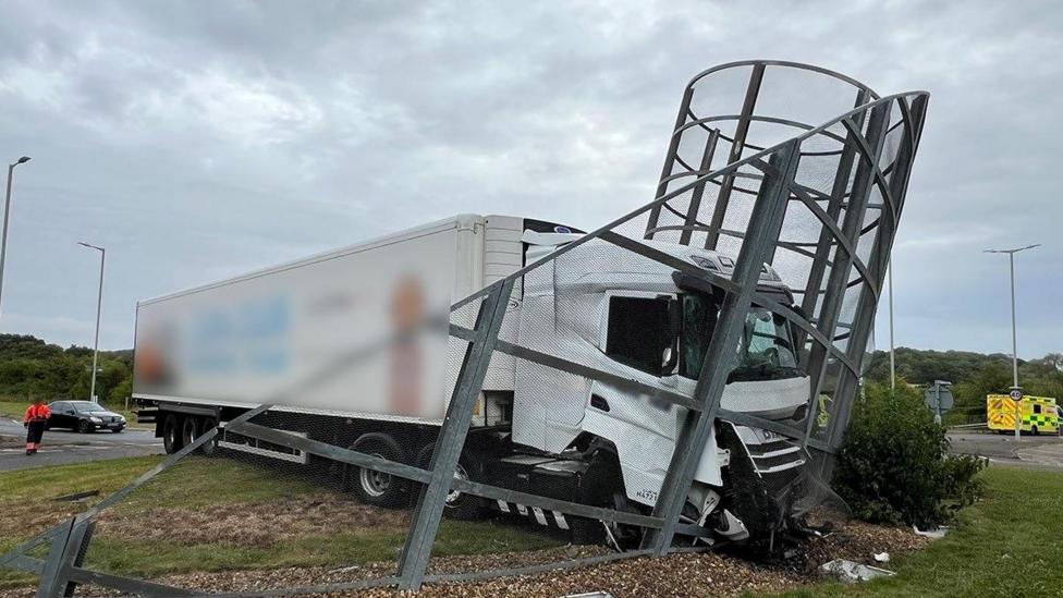 Drivers fined for taking photos of Haverhill lorry crash - BBC News