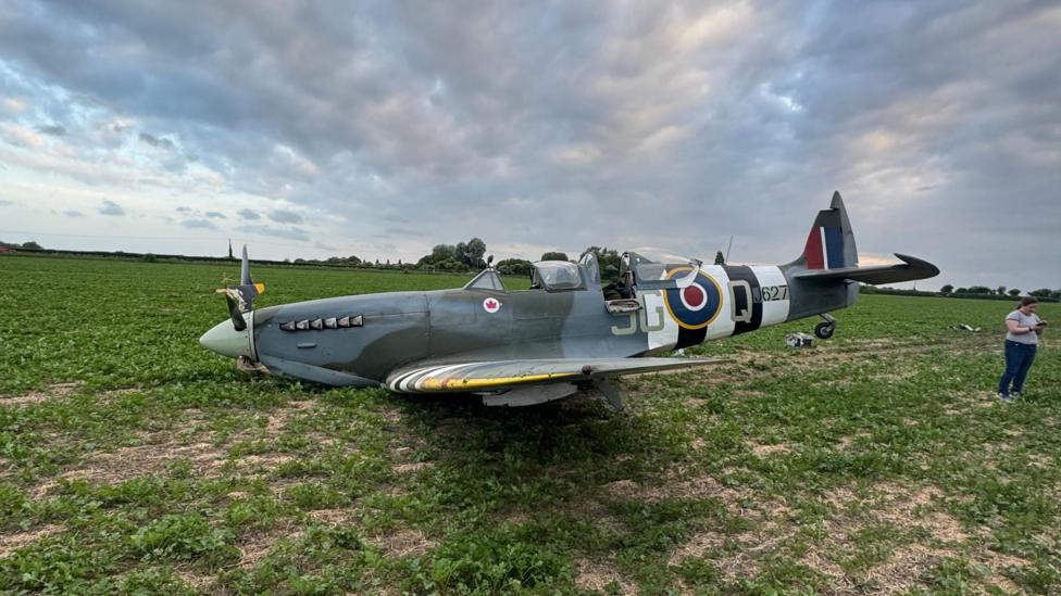 WW2 Spitfire makes emergency landing in Kent field - BBC News