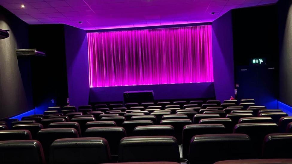 Kent cinema offers subtitle glasses to deaf film fans - BBC News