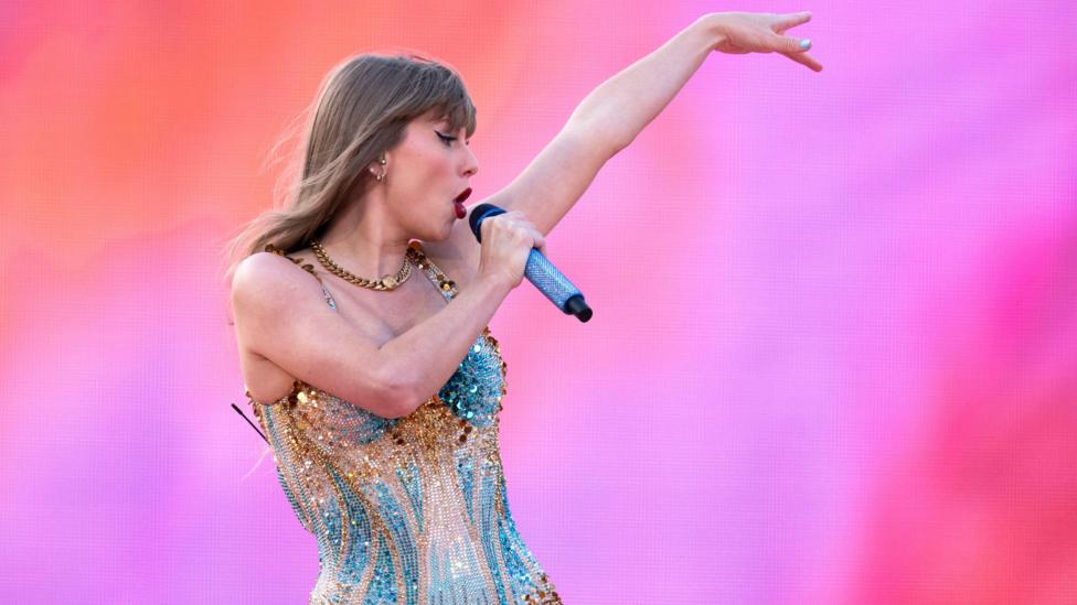 Taylor Swift: MMA fighter shares name with 'most famous woman' - BBC News