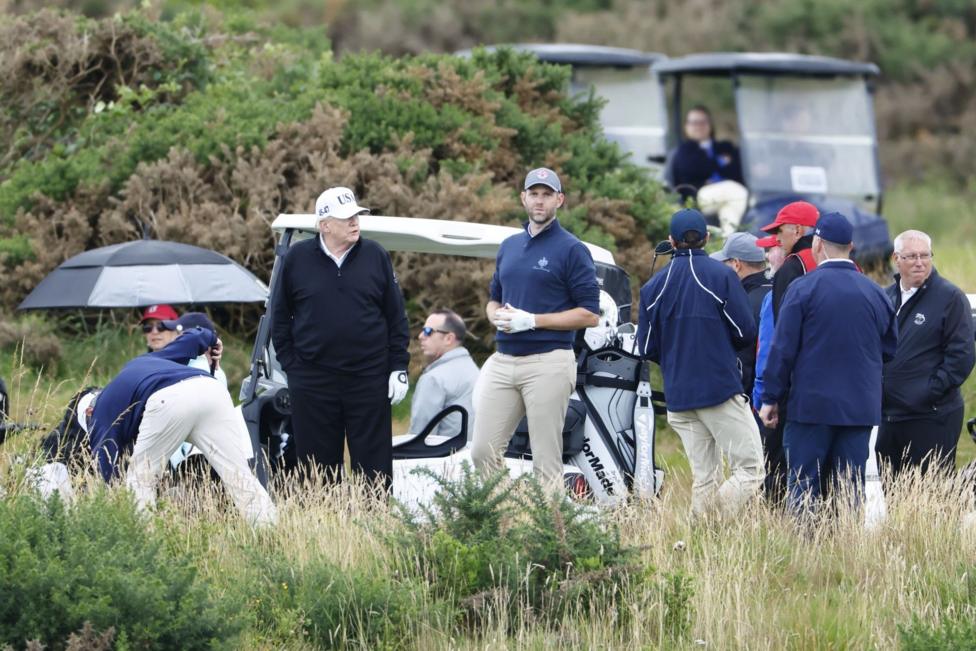 Security tightens as Donald Trump plays golf at Turnberry - BBC News