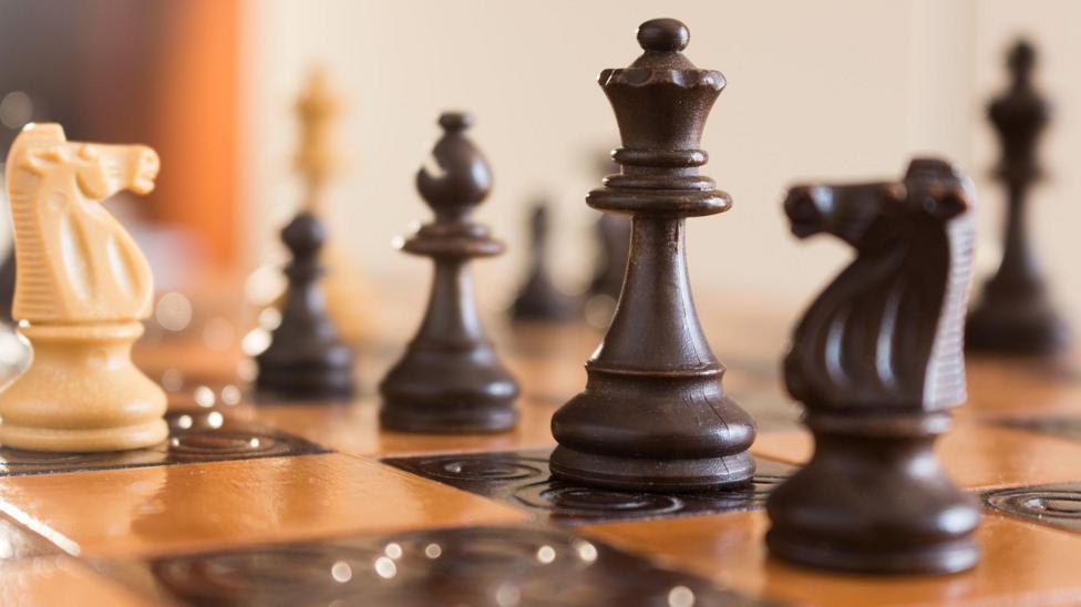 Oxfordshire chess prodigy, 11, finds game after football injury - BBC News