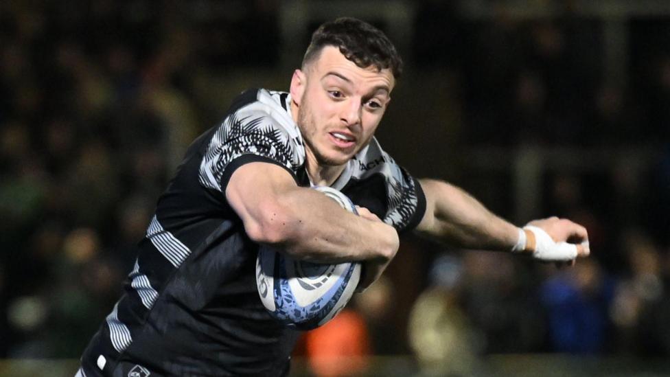 Adam Radwan: Leicester Tigers sign Newcastle Falcons wing - BBC Sport