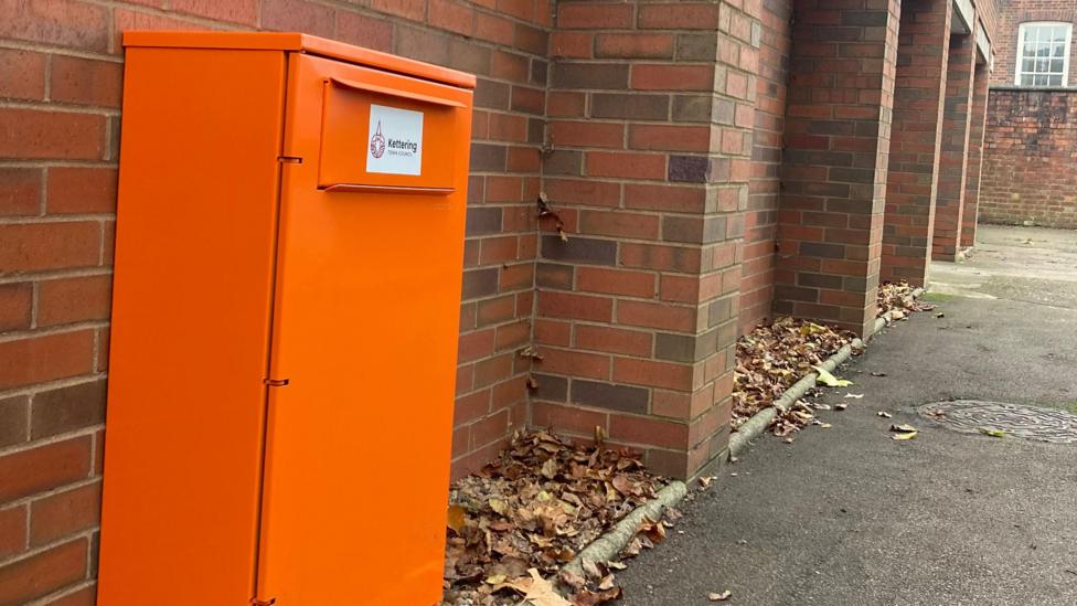 Kettering amnesty knife box installed in town centre - BBC News