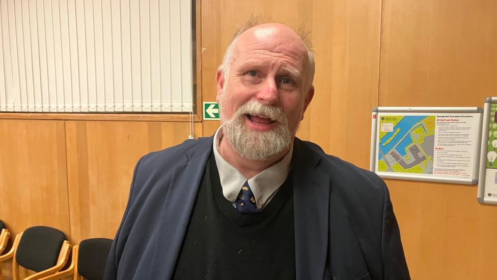 Bedford Borough Council rejects Tory elected mayor's budget - BBC News