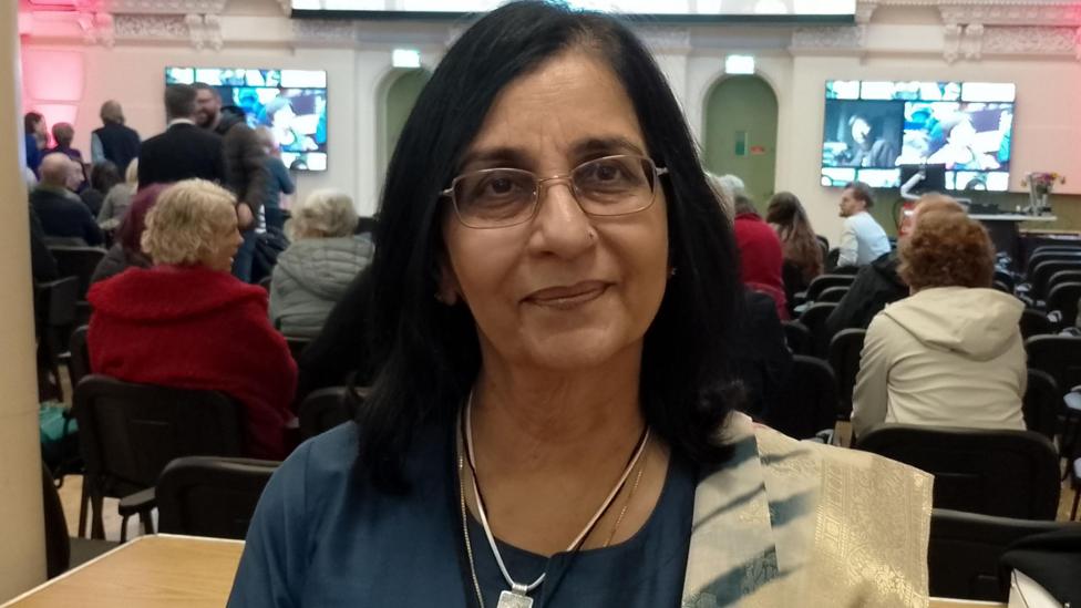 Anna Lo: UK's first Chinese parliamentarian remembered at QUB - BBC News