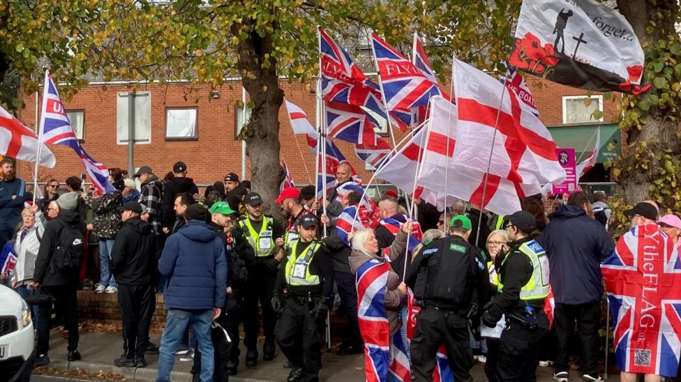 Road blocked as rival protests march through Southampton - BBC News