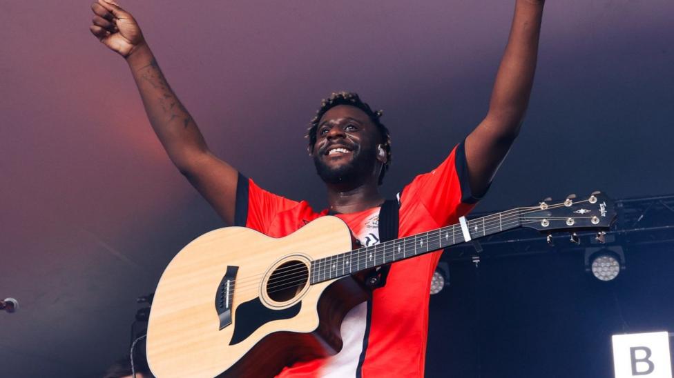 Manchester rapper Aitch to star in Mobo Awards - BBC News