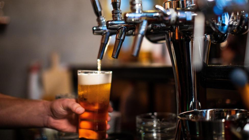 Beer and wine being under poured, warns Trading Standards - BBC News