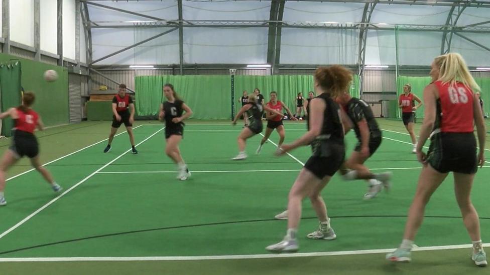 Devon Dynamites: Mixed netball team in plea for male players - BBC News