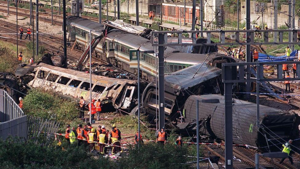 Ladbroke Grove: Flowers laid to honour west London rail disaster - BBC News