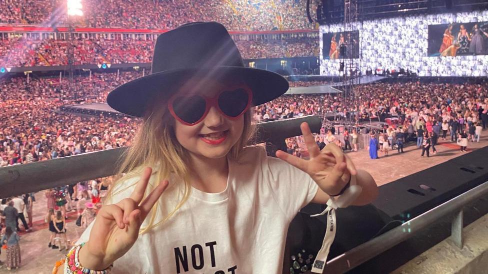 Taylor Swift: Seven-year-old gets singer's famous 22 hat - BBC News
