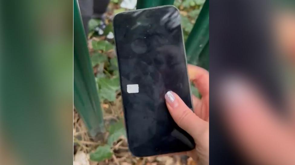 London: Mobile phone snatch victim gives chase - and gets it back - BBC ...