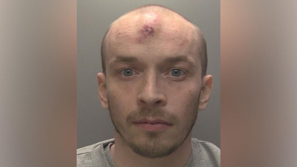 Hull riots: Teen spotted by mother in police appeal sentenced - BBC News