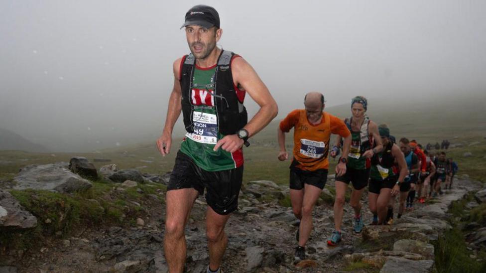 Merch 12 oed o Wynedd yn rhedeg ym Marathon SheUltra Portiwgal - BBC ...