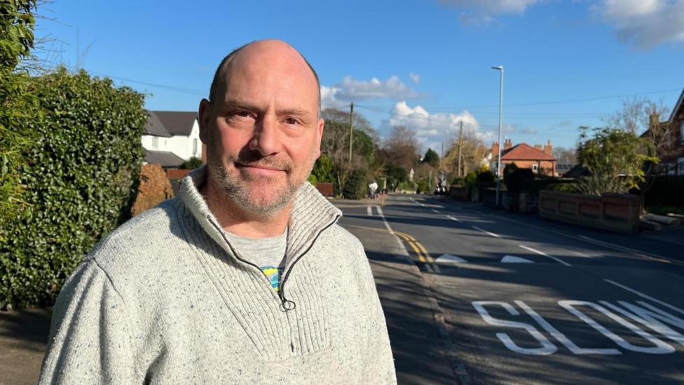 'Flat' speed bumps give Castle Donington residents the hump - BBC News