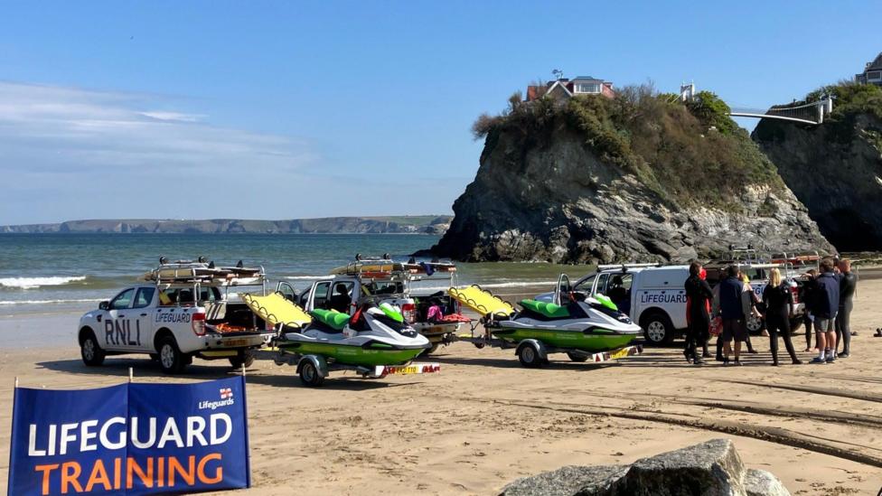 'I wanted to be a lifeguard since forever' - BBC News