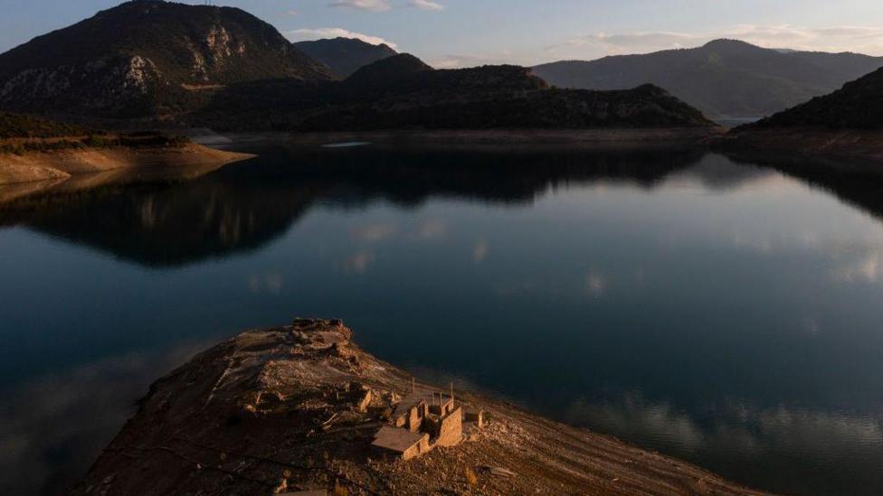 Greece: Drought dries up lake to reveal sunken village of Kallio - BBC News