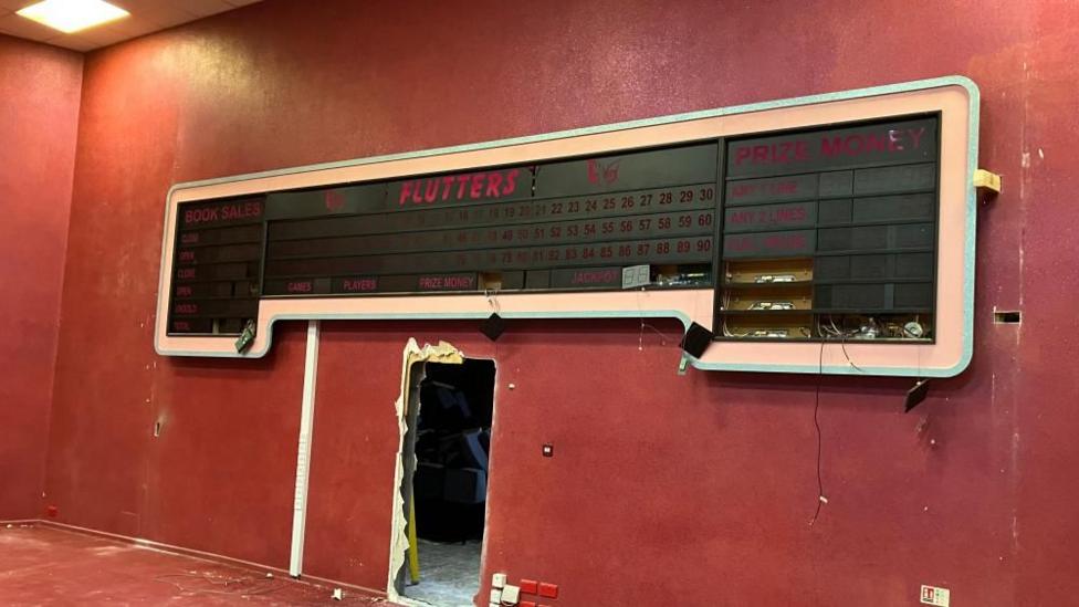 Inside the Rushden Art Deco bingo hall before renovation - BBC News