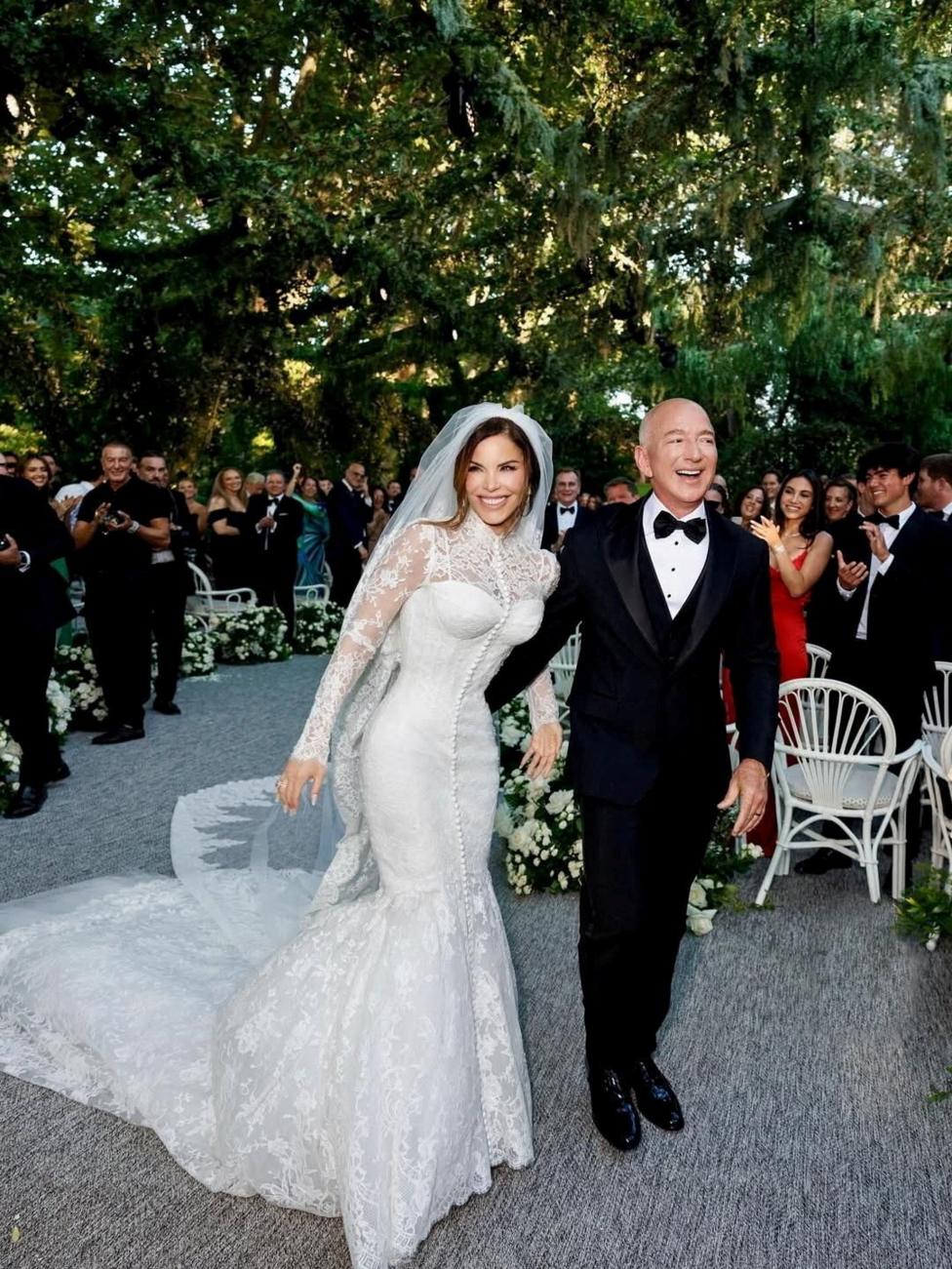 In Pictures: Jeff Bezos and Lauren Sanchez wedding in Venice - BBC News