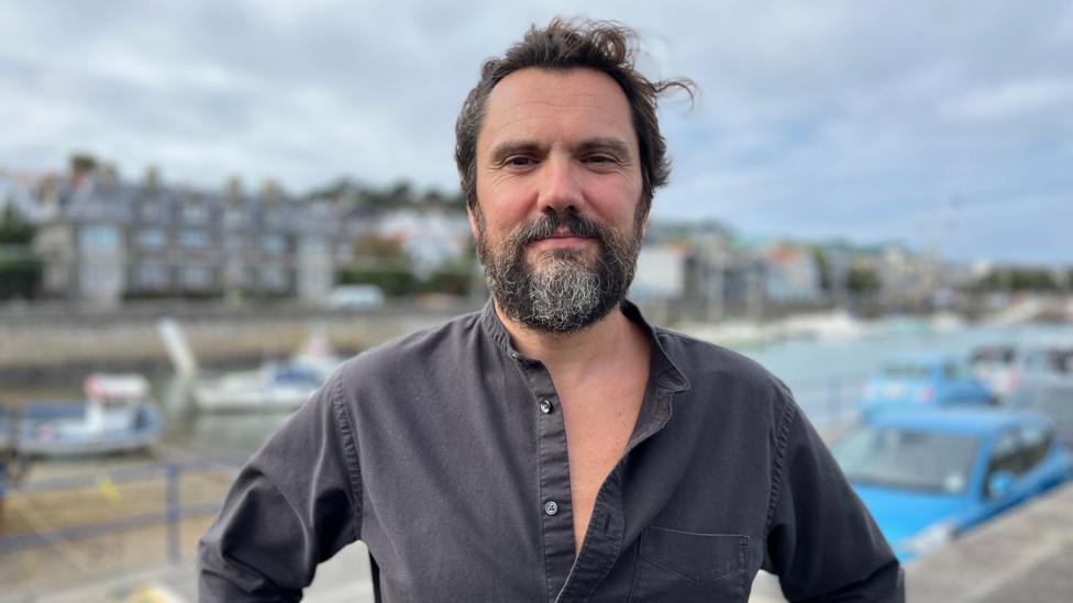 'Guernsey should introduce social media control law' - BBC News