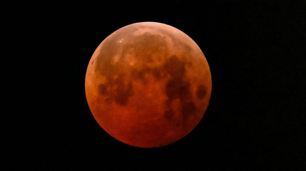 Blood Moon total lunar eclipse: How to see it in the UK - BBC News