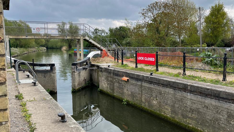 Cambridge group pleads for help to repair River Cam locks - BBC News