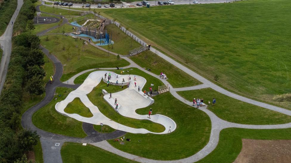New pump track opens in Nansledan, Cornwall - BBC News