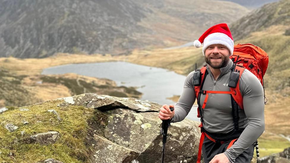 Dringo mynyddoedd Eryri 'yn codi calon' ar ddydd Nadolig - BBC Cymru Fyw