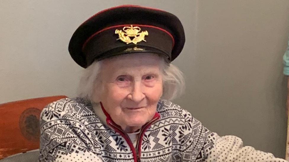 Special delivery: Bude postmaster takes telegram to US - BBC News