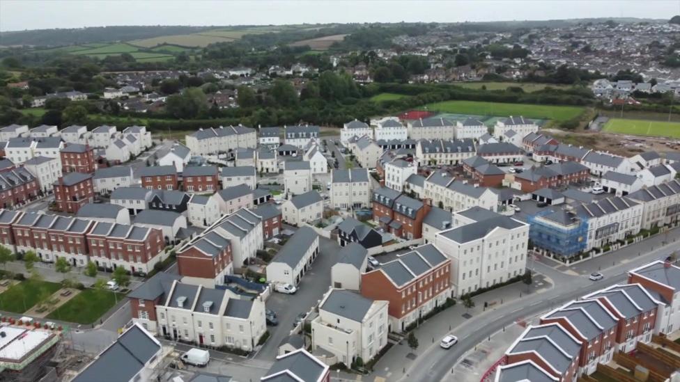 Plans for 2,000 new homes in Woolwell given go ahead - BBC News