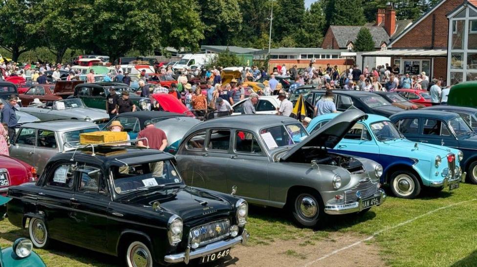 Audlem Festival of Transport attracts hundreds of entrants - BBC News