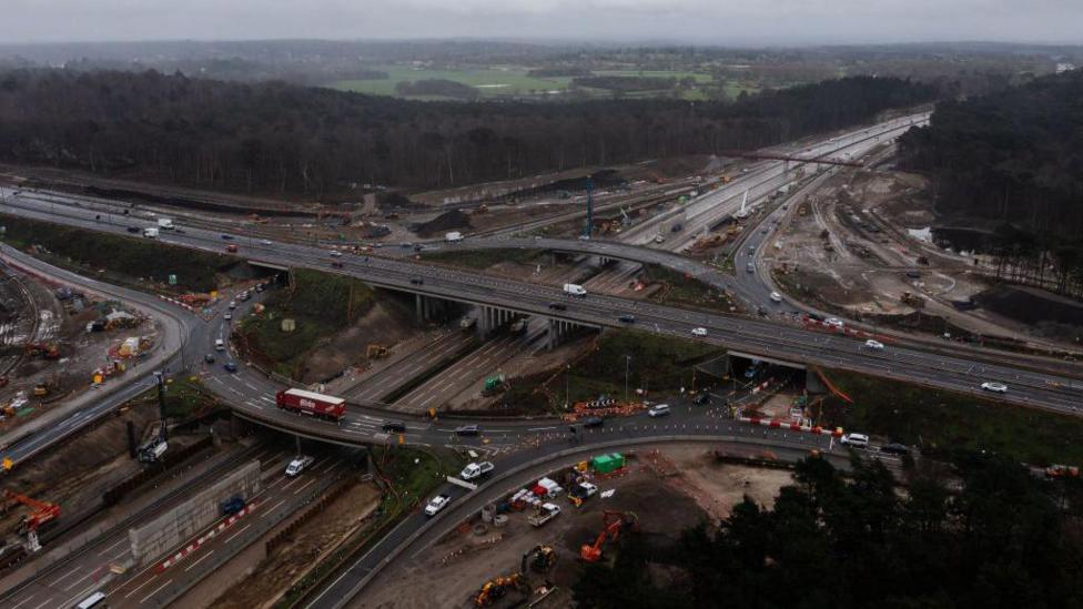 M25: Partial motorway closure due as junction works continue - BBC News