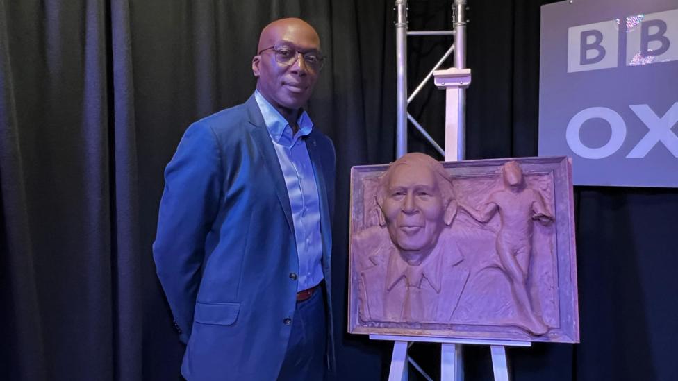 Sir Roger Bannister sculpture takes shape - BBC News