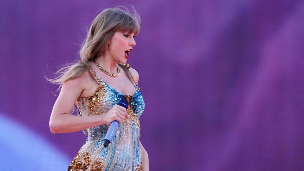 Taylor Swift fans make earth move at Edinburgh gig - BBC News
