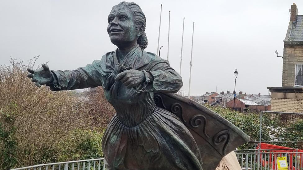 Campaign for statue of Chris Rea in Middlesbrough - BBC News