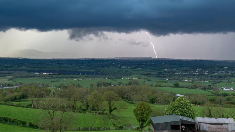 What is a thunderstorm and can it thunder without rain? - BBC Weather