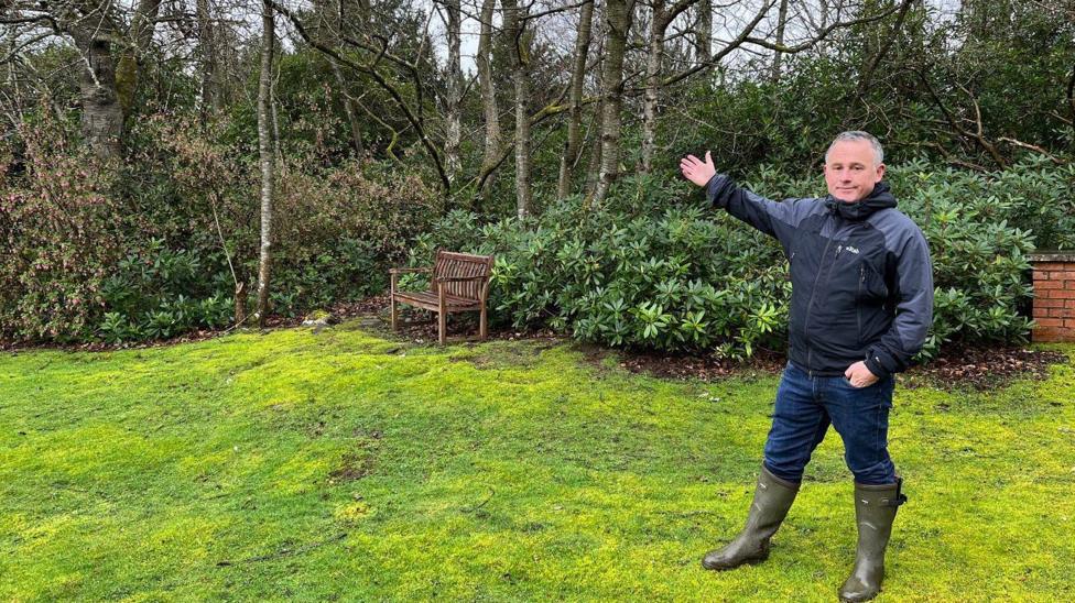 Peebles woodland campaigners fight Kingsmeadows developers - BBC News