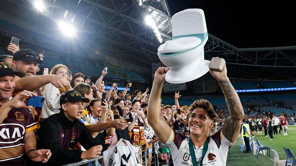 Reece Walsh: The 'Justin Bieber of rugby league' tormenting England ...