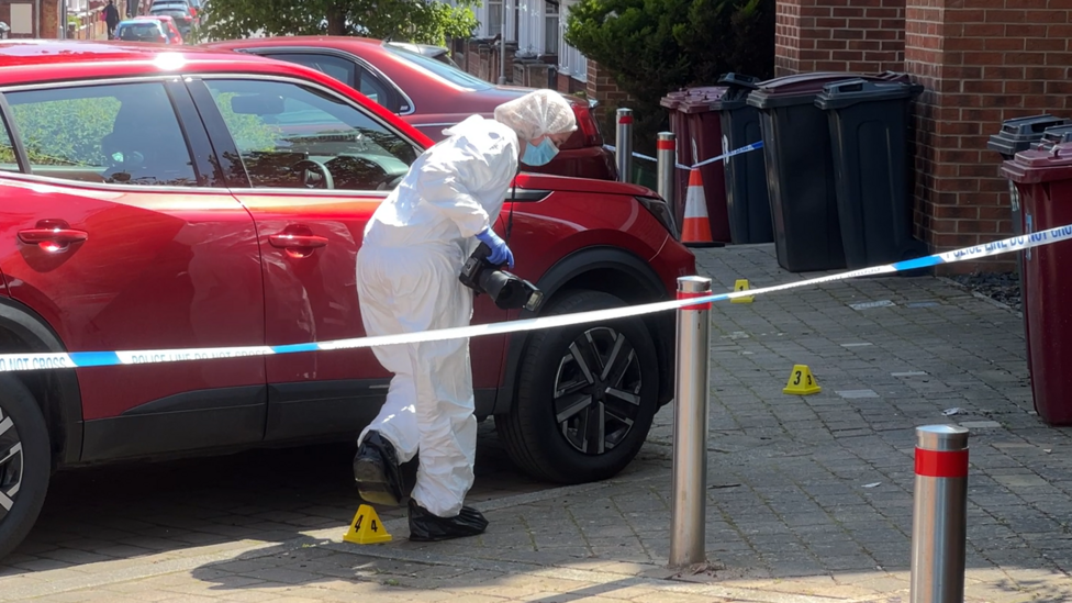 Reading: Armed police seen in hospital after stabbing - BBC News