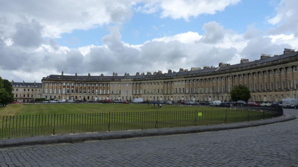 New zipline to run through Bath's iconic crescent - BBC News