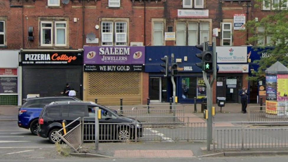Arrest after staff member injured in robbery at Leeds jewellers - BBC News