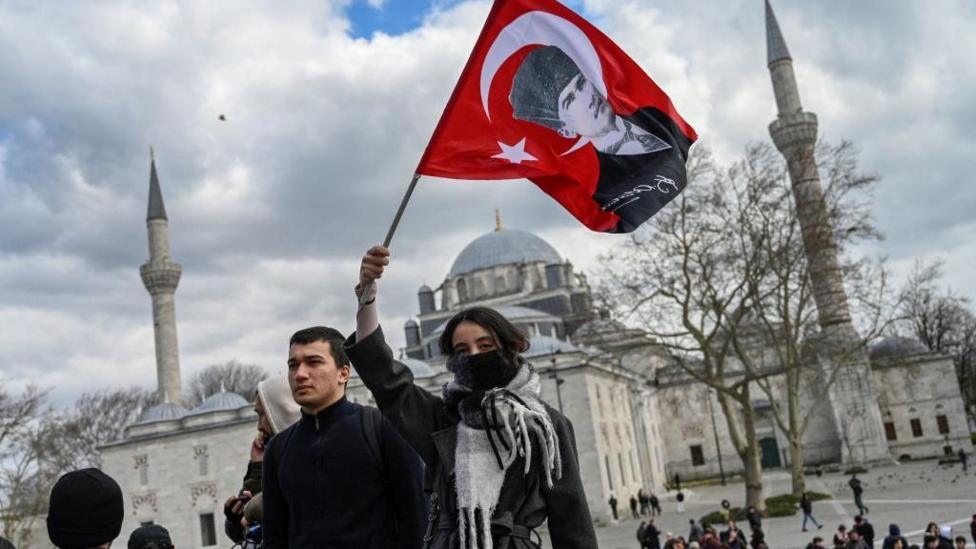 Hundreds arrested in third night of Turkey protests - BBC News