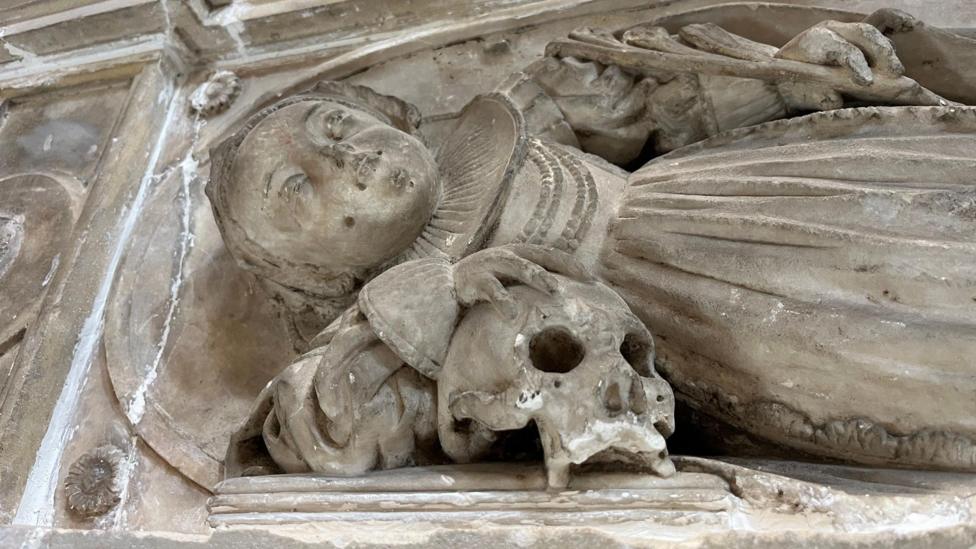'Poignant story' behind rare 17th Century baby memorial - BBC News