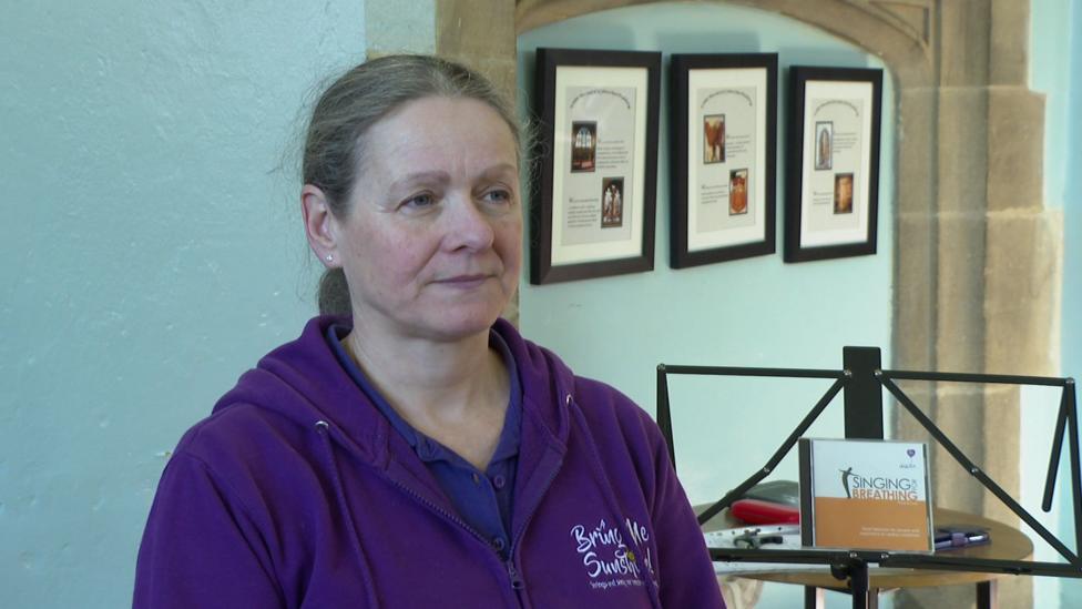 Ilkley singing group improves breathing and lowers stress - BBC News