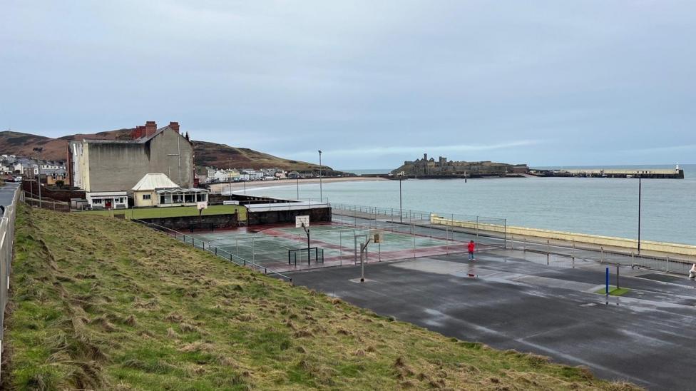 Peel: Drop-in sessions on plan to revamp promenade tennis courts - BBC News
