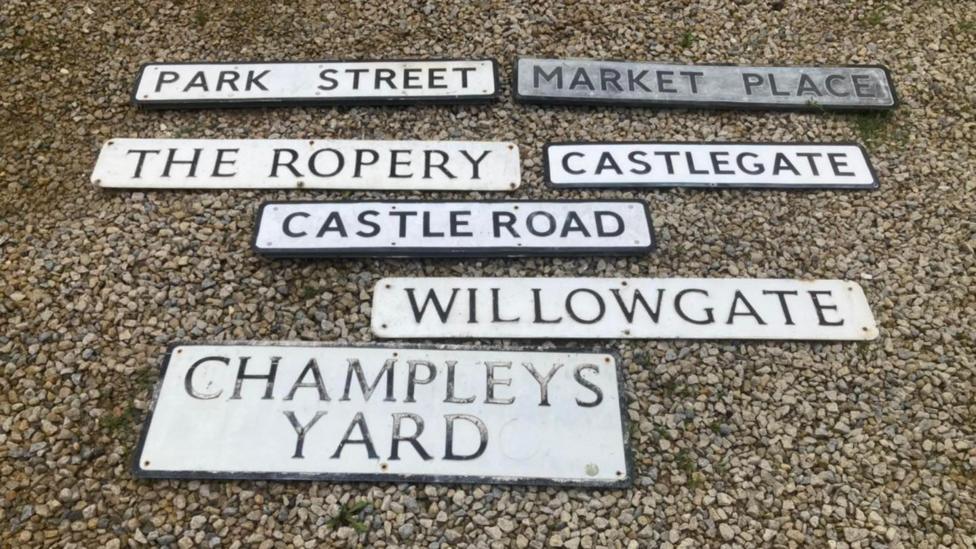 Pickering's old street signs auctioned off - BBC News