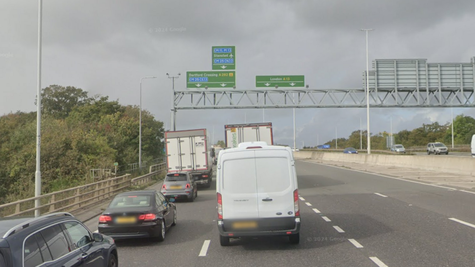 Slip road crash in Essex causes M25 congestion near QE2 bridge - BBC News